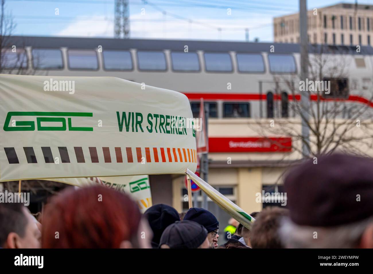 Streik der GDL bei der Deutschen Bundesbahn - Kundgebung am Hauptbahnhof Nürnberg Streik-Banner ...