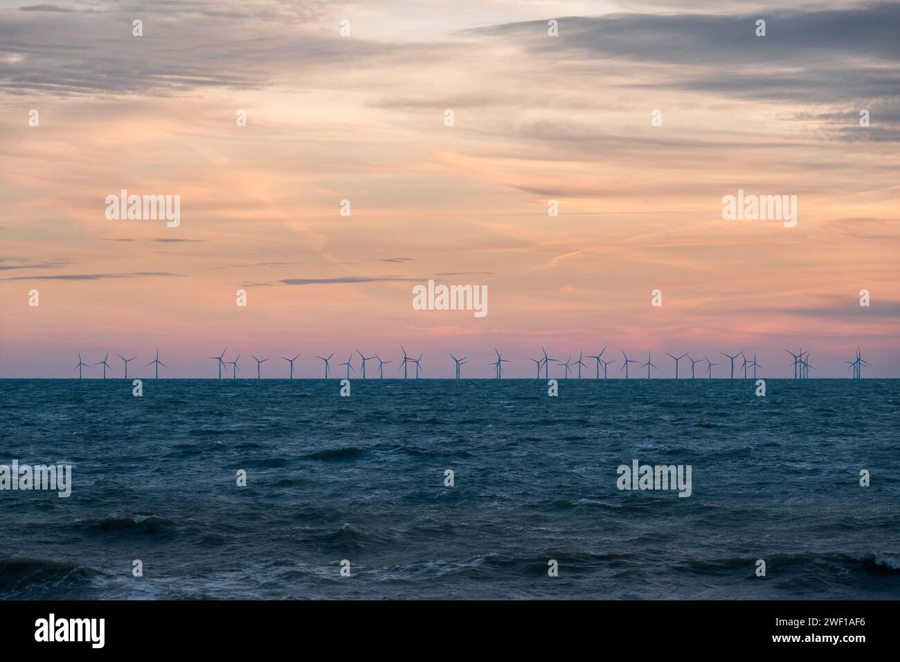 Off shore wind turbines -Fotos und -Bildmaterial in hoher Auflösung – Alamy