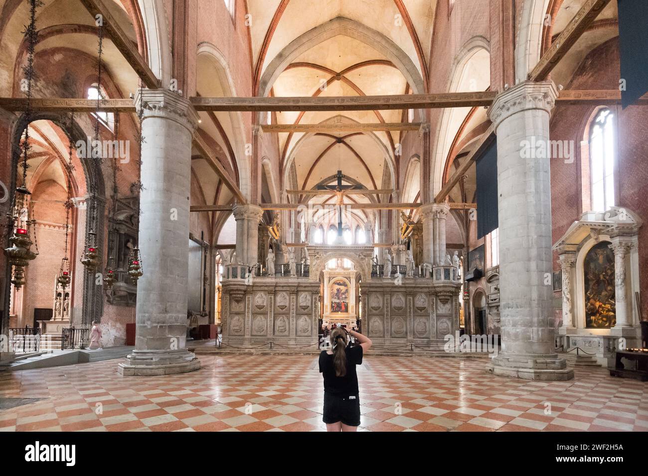 Marmorseptum des gotischen Holzbrüderchors von Marco und Francesco Cozzi aus dem 15. Jahrhundert ...