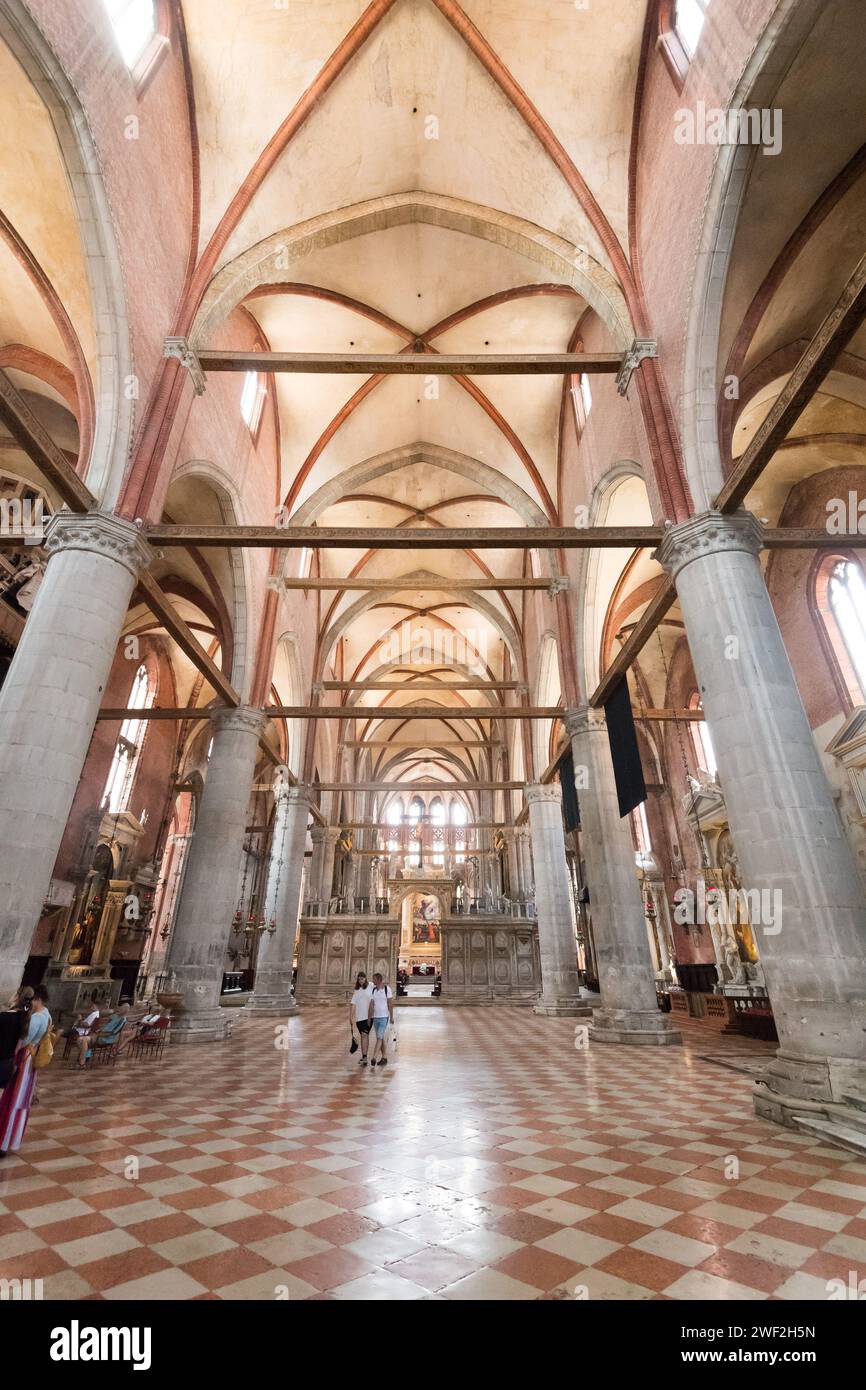 Marmorseptum des gotischen Holzbrüderchors von Marco und Francesco Cozzi aus dem 15. Jahrhundert ...