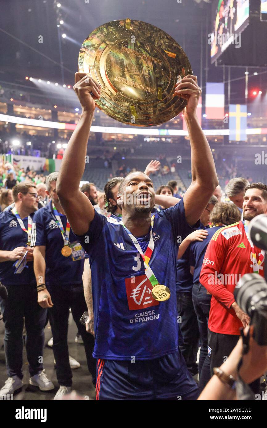 Dylan Nahi aus Frankreich feiert nach dem Gewinn des Handballspiels der ...