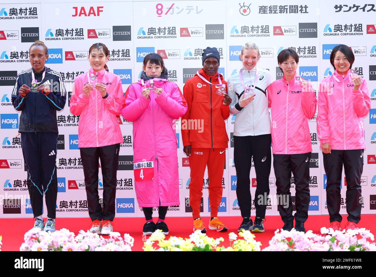 Osaka, Japan. Januar 2024. (L-R) Workenesh Edesa (ETH), Honami Maeda ...