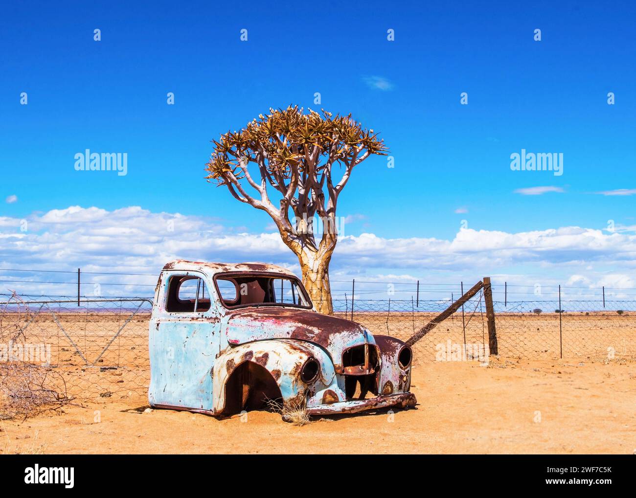 Vintage blue truck -Fotos und -Bildmaterial in hoher Auflösung – Alamy