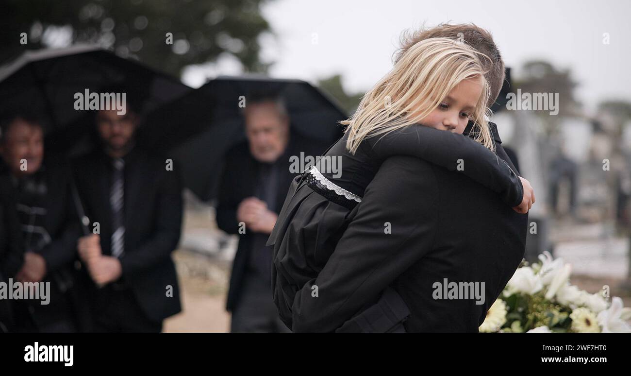 Traurig, umarmt und Vater und Kind bei einer Beerdigung mit Depression ...