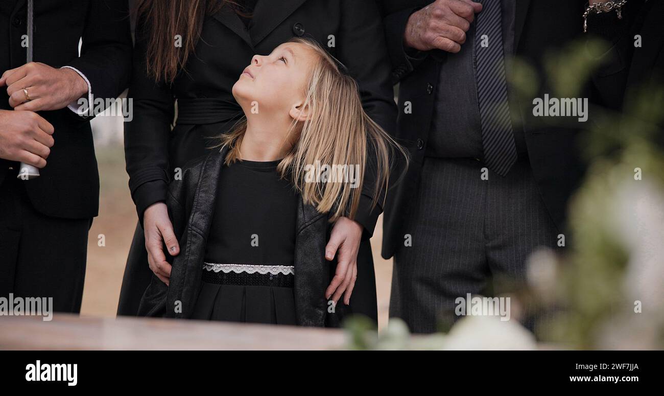 Trauer, Trauer und Familie mit Mädchen bei der Beerdigung, Blumen auf ...