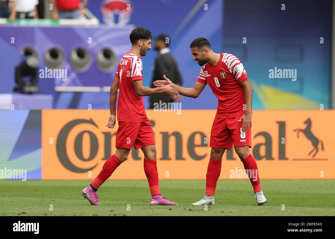 Doha, Katar. Januar 2024. Der jordanische Yazan Al Naimat (L) feiert ...