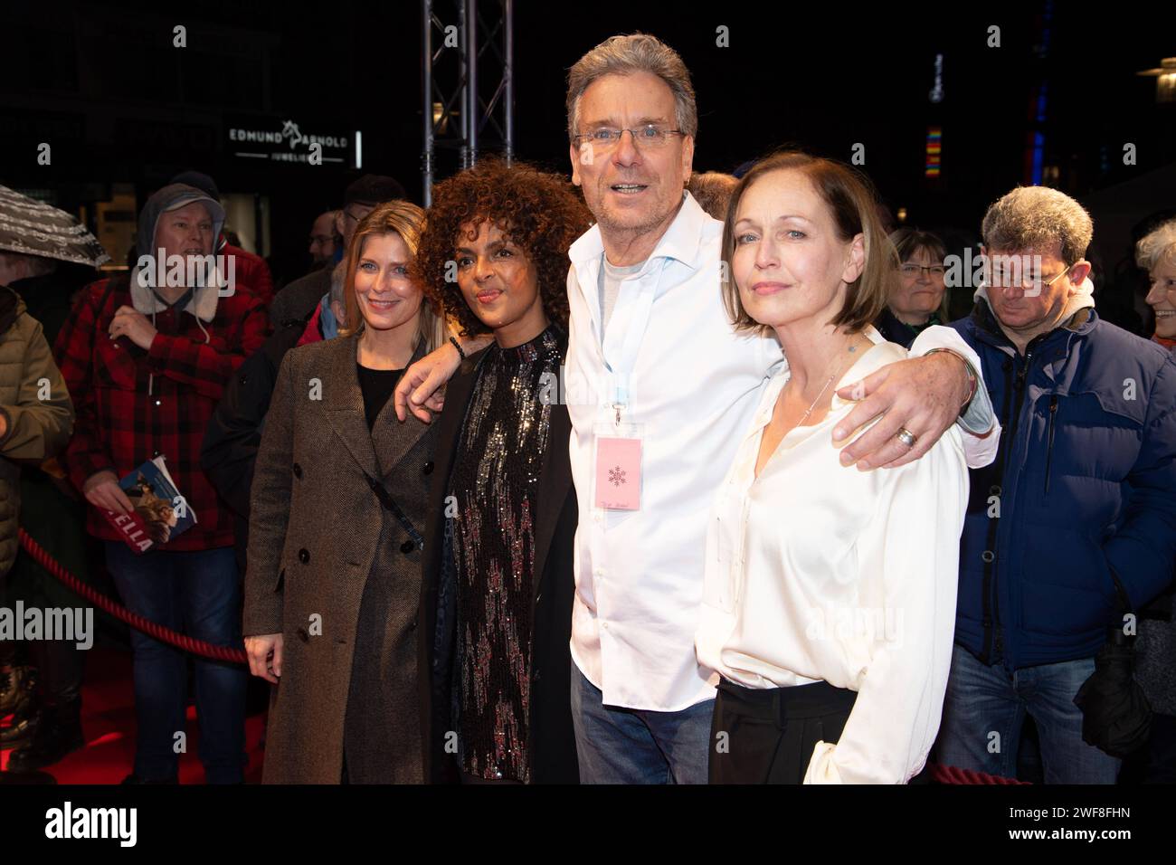 Von links: Valerie NIEHAUS, Schauspielerin, Dennenesch ZOUDE ...