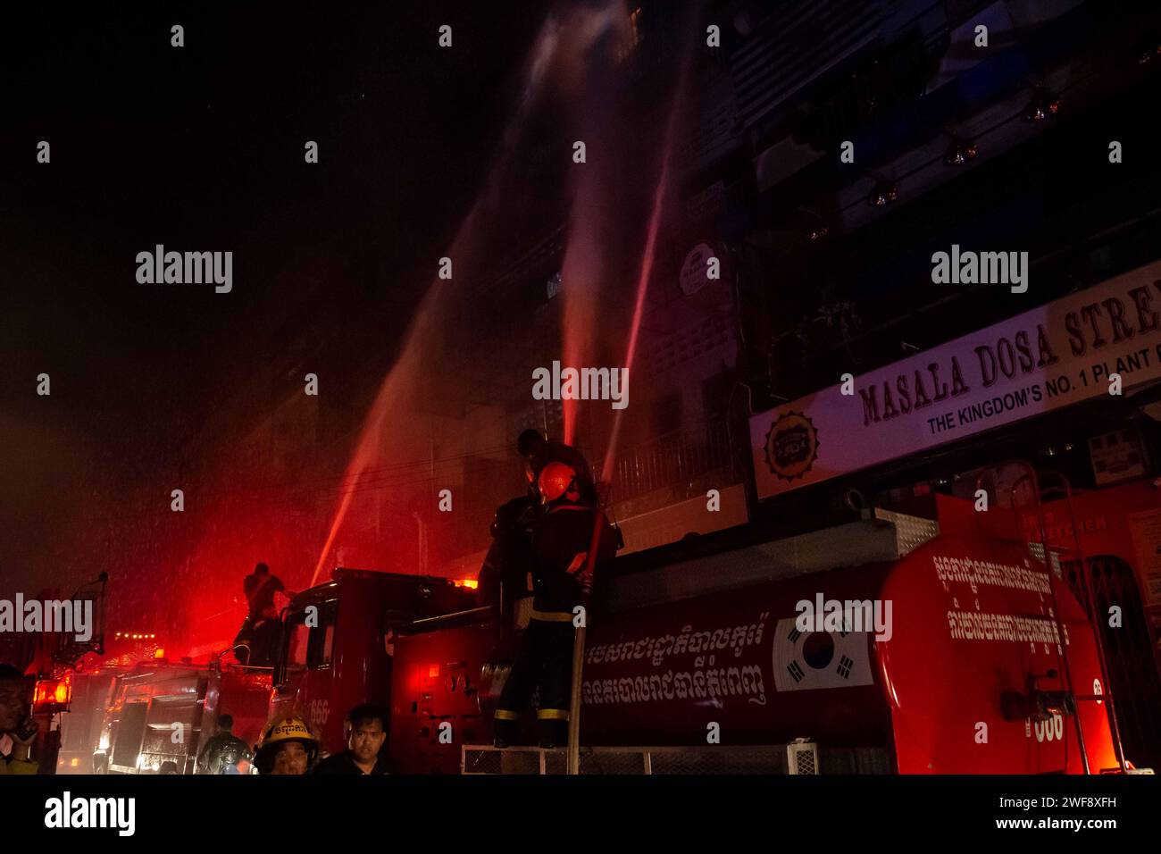 30. Januar 2024, Phnom Penh, Phnom Penh, Kambodscha: Feuerwehrleute ...
