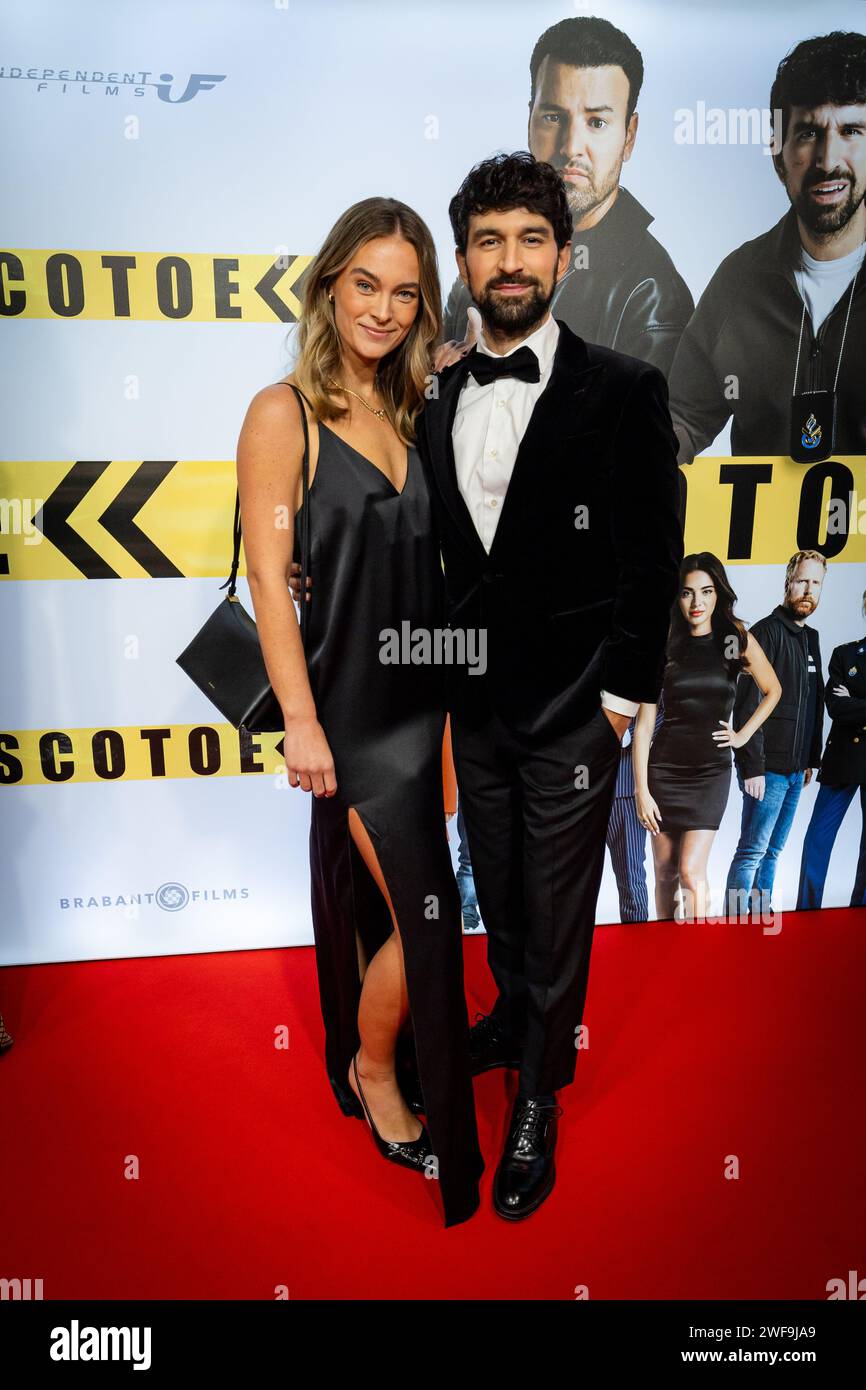 AMSTERDAM: Sinan Eroglu mit seiner Frau auf dem roten Teppich zur Premiere des Films Scotoe in ...