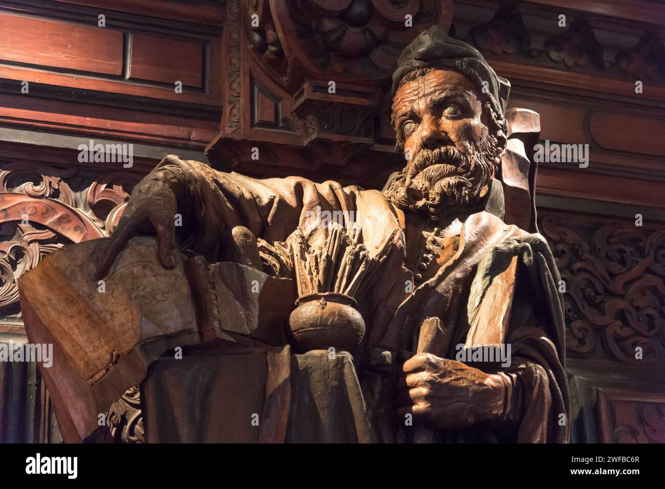 Holzstatue von Tintoretto von Francesco Pianta in La Sala Superiore in ...