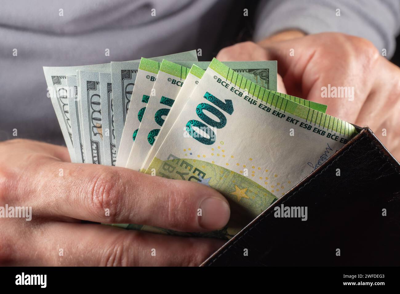Bargeld in Höhe von 100 Dollar und 100 Euro-Scheine, Hintergrund in ...