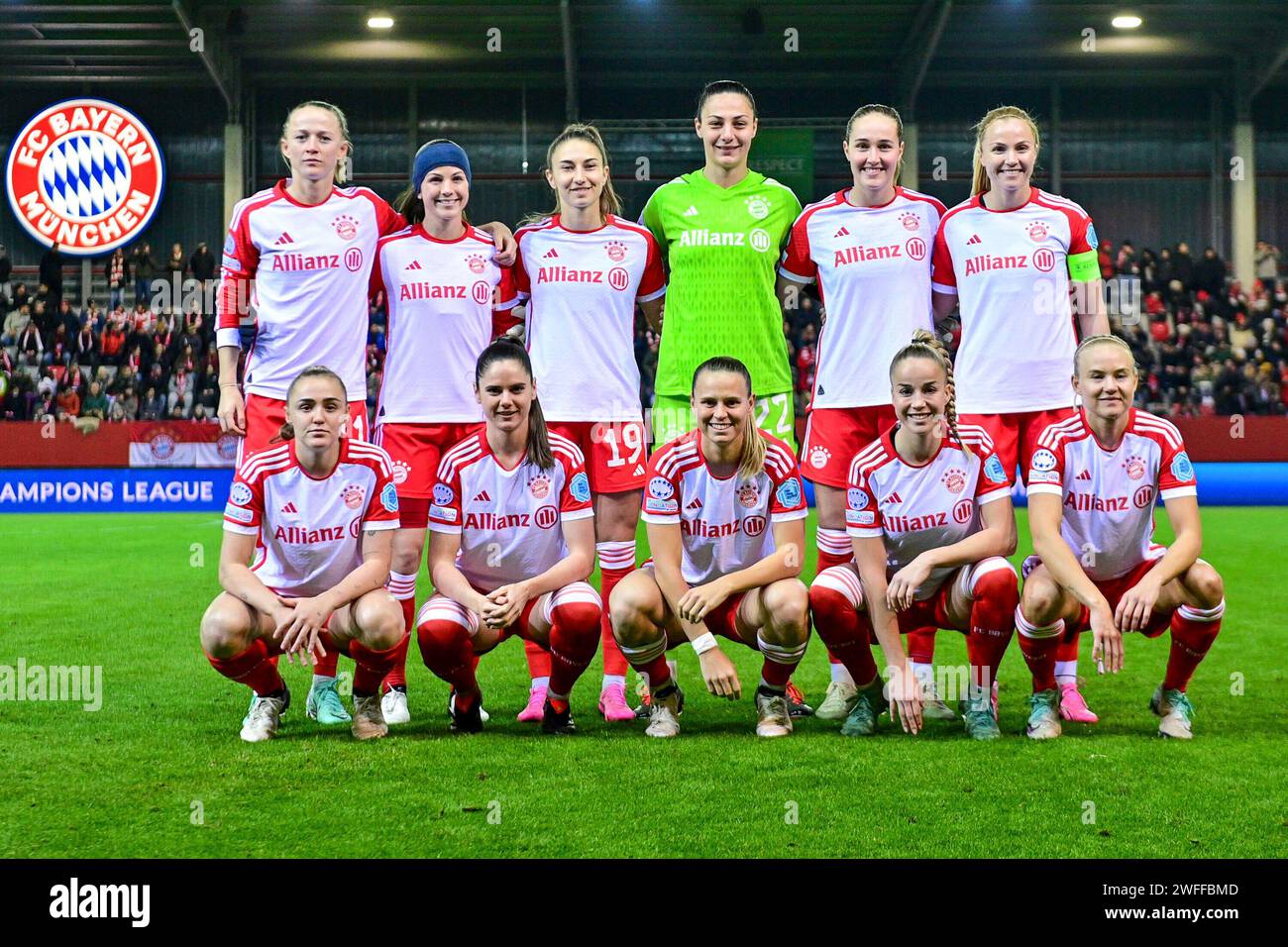 Teamfoto, Startelf, #Spielerinnen des FC Bayern, 30.01.2024, München ...