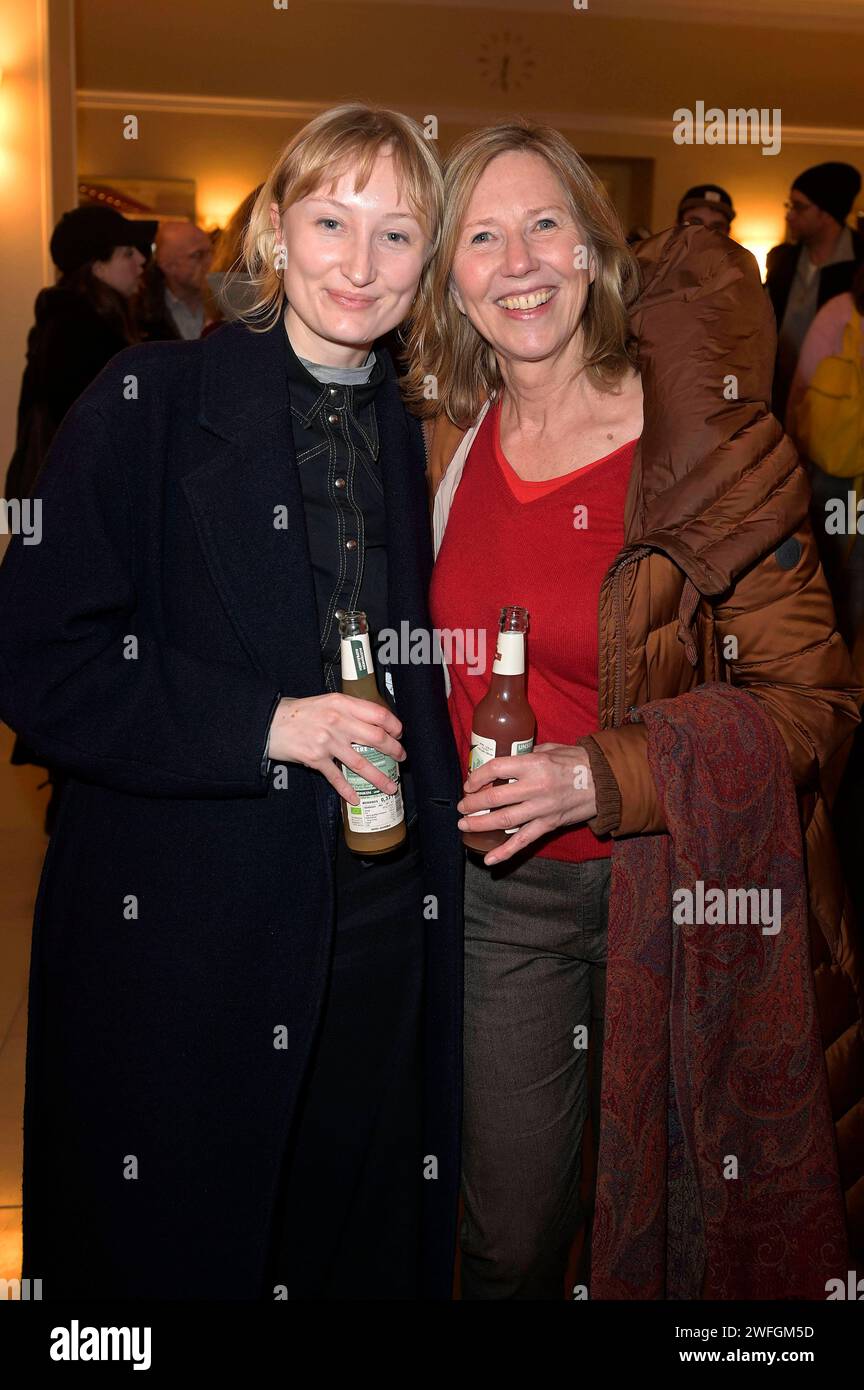 Petra Zieser mit Tochter Emilia Zieser bei der Premiere des Kinofilms ...