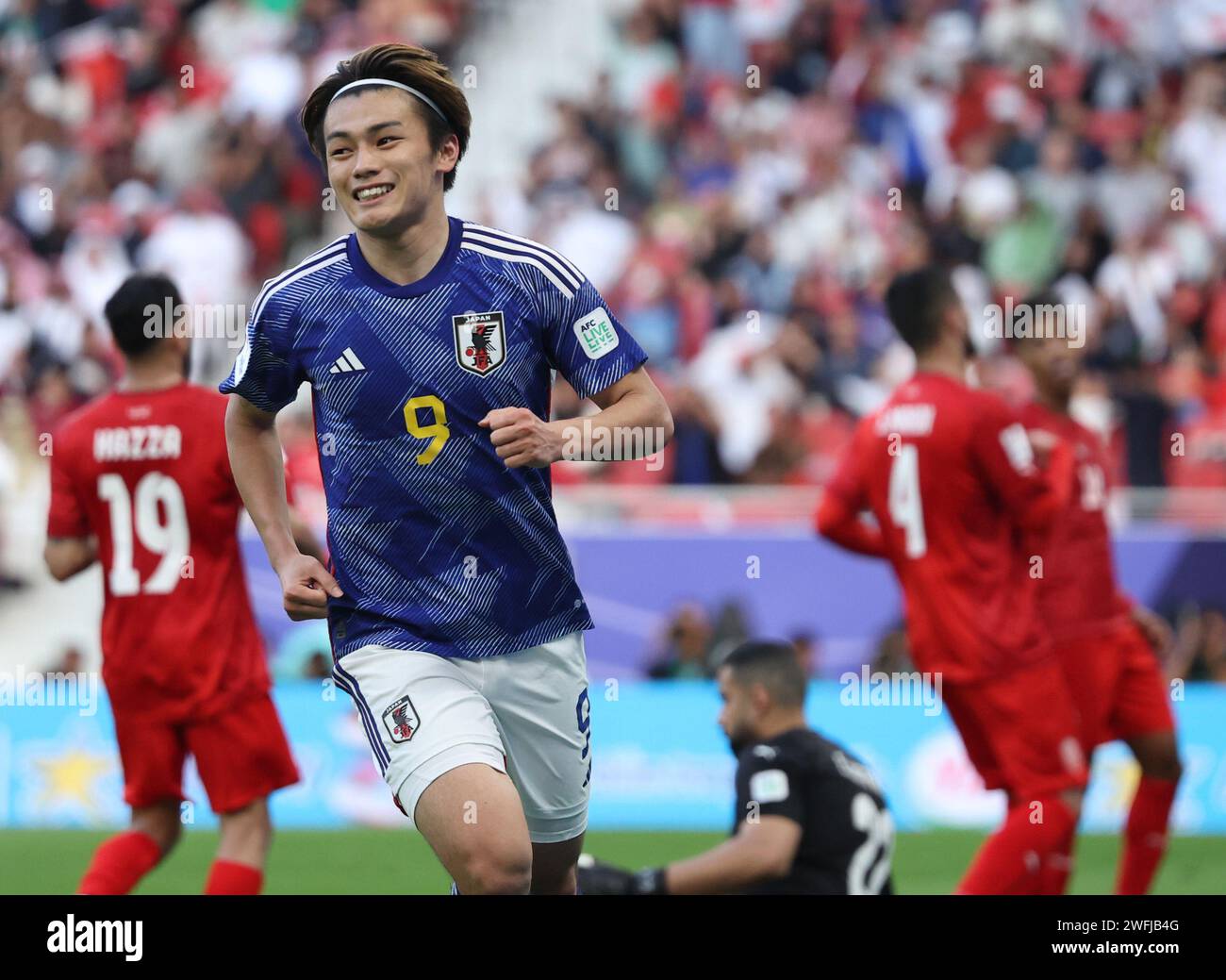 Doha, Katar. Januar 31, 2024. Der japanische Ueda Ayase feiert sein Tor ...