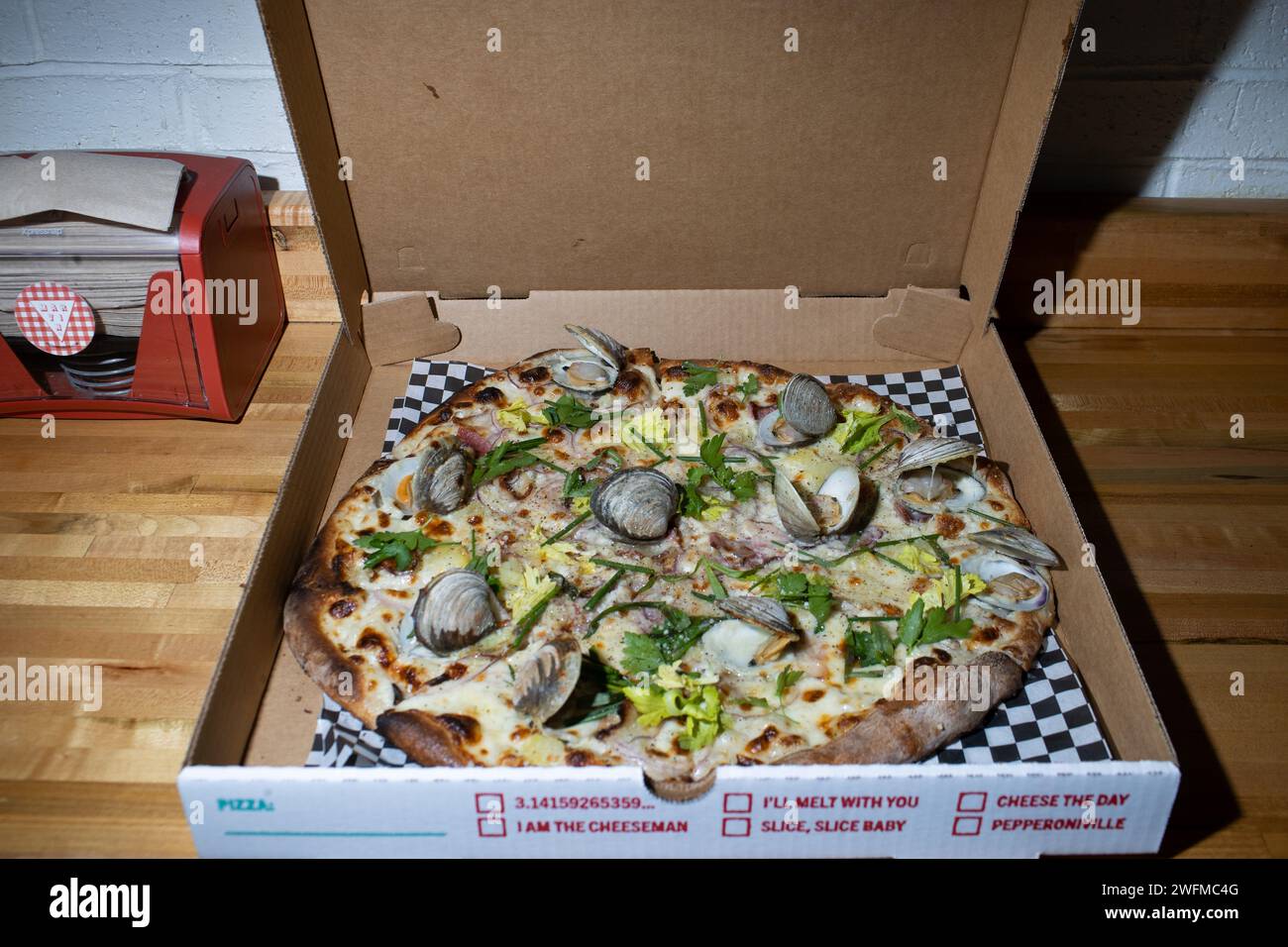 Der „Chowdah Pie“ mit Muscheln, Kartoffeln und Speck steht auf einem ...