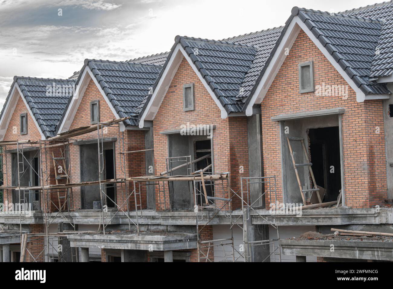 Wohnbau. Bau neuer Häuser auf der Baustelle. Wohnsiedlung Stockfotografie - Alamy