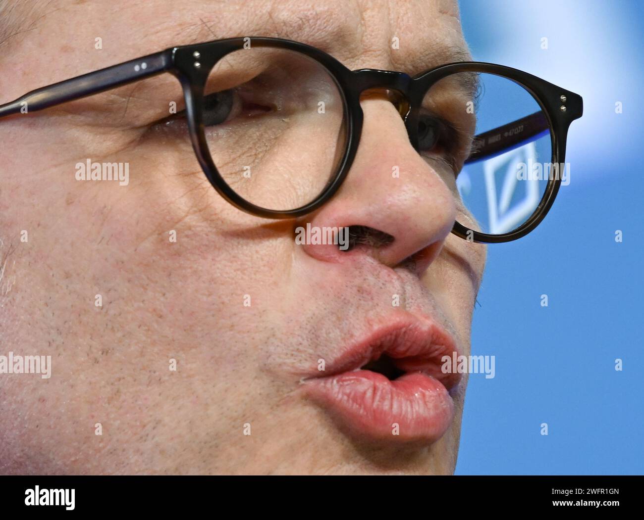 01. Februar 2024, Hessen, Frankfurt/Main: Christian Sewing ...