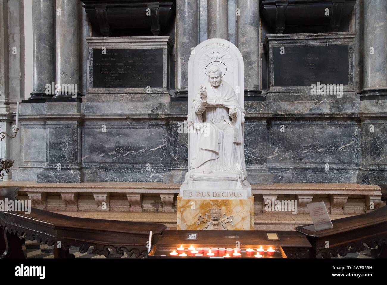 Statue von Papst Pius X., Grabdenkmal der Dogen Lorenzo und Gerolamo ...