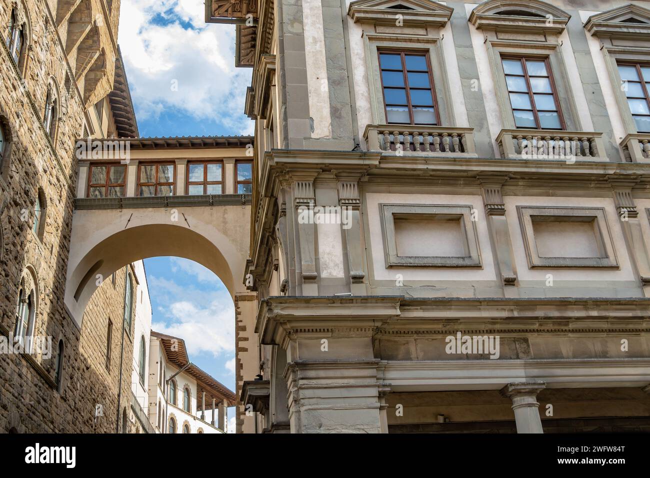 Das Außengebäude der Uffizien-Galerie mit einem gewölbten Gang, der den ...