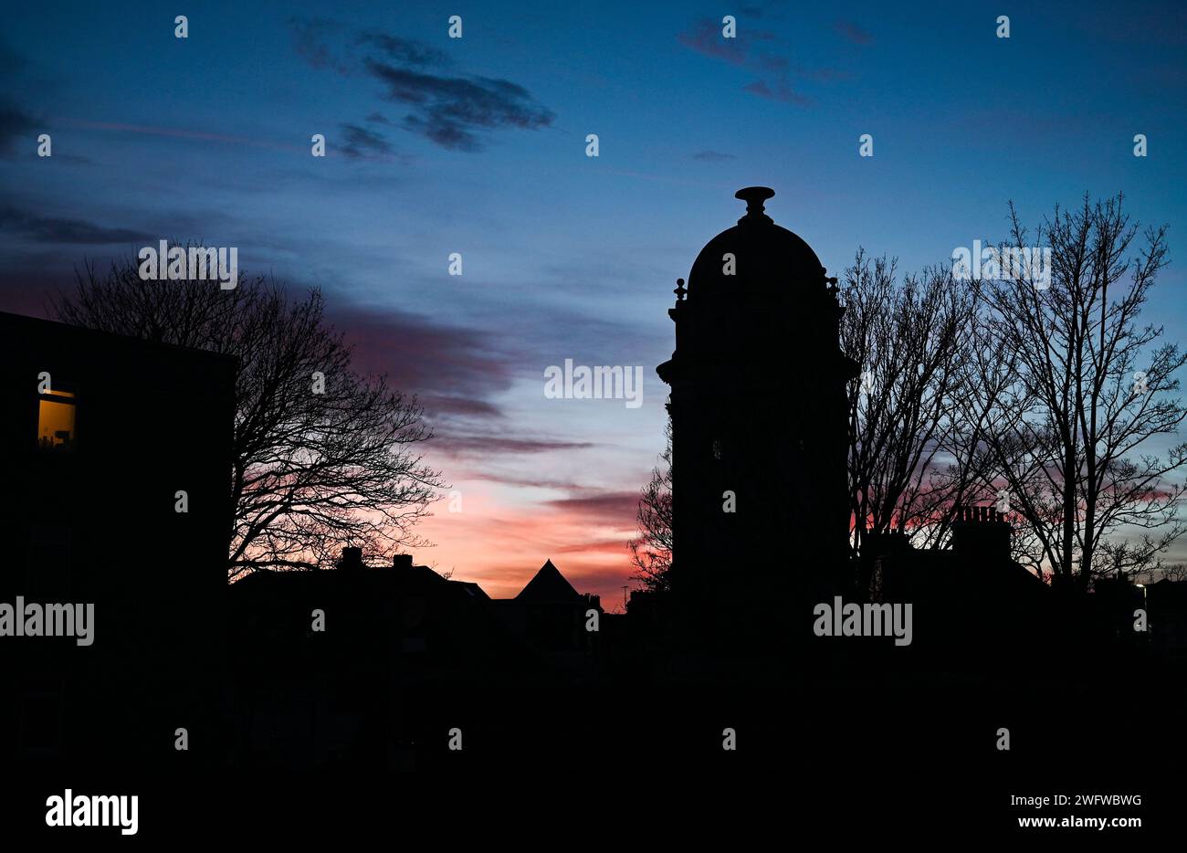 Brighton UK 1. Februar 2024 - Ein spektakulärer Himmel, wenn die Sonne ...