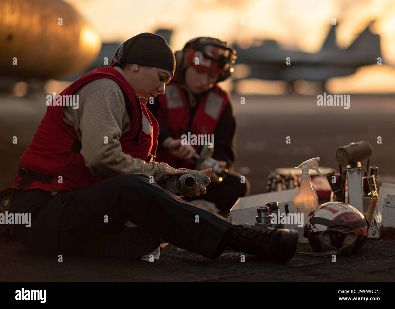 Luftfahrtorgane Airman Edmarie Rodriguezmedina, links, und der ...