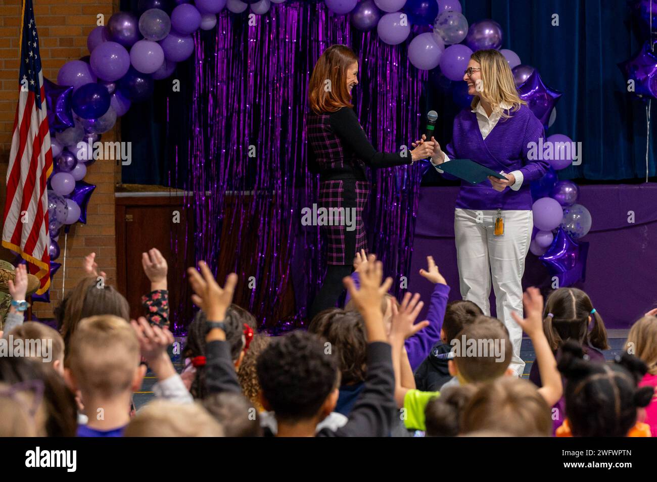 Der Purple Star Award wird an Kathryn Lenertz, Schulleiterin der ...