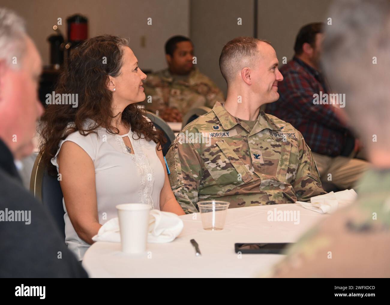 Peter Norsky, Kommandeur des Space Delta 1, und seine Ehefrau Jessica ...