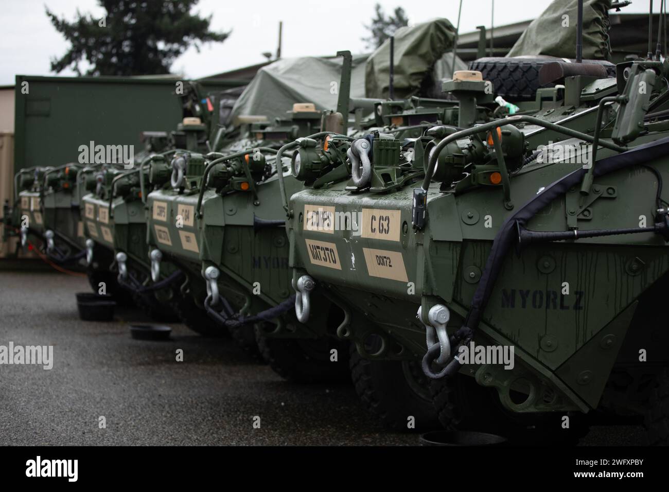 M1255 CVV Strykers warten am 19. Januar 2024 auf tägliche Kontrollen und Wartungsarbeiten in der ...