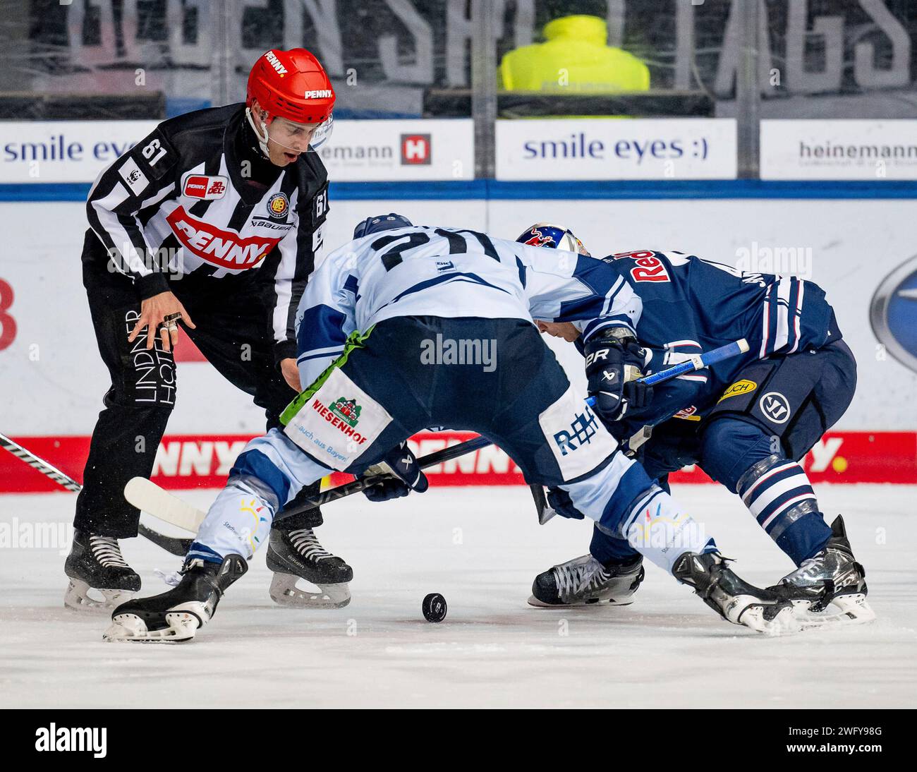 Linesman Markus Merk fuehrt ein Bully aus zwischen Justin Scott ...