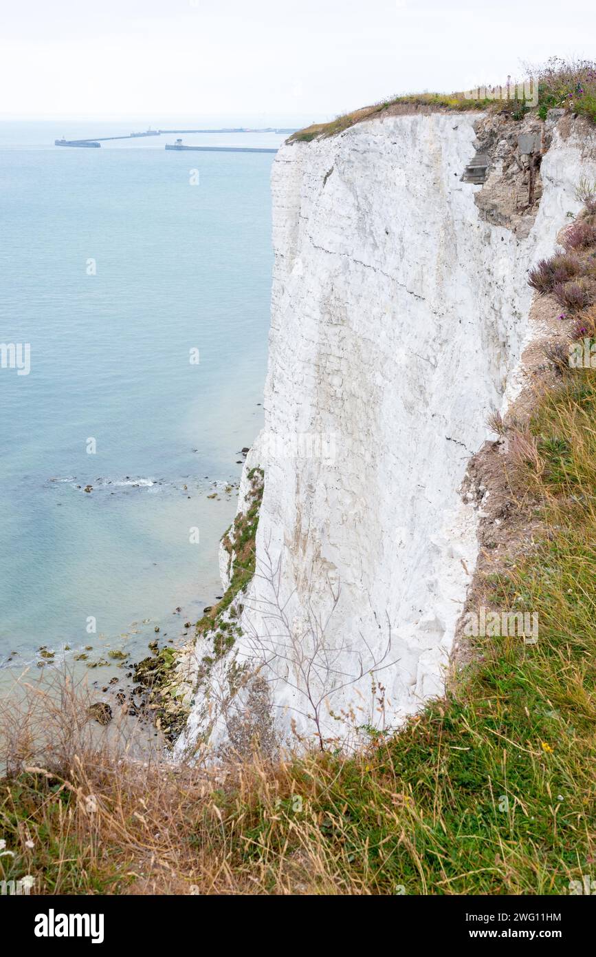 Steile, fast senkrechte Klippen, Kreidefelsen über dem Meer, ein ...