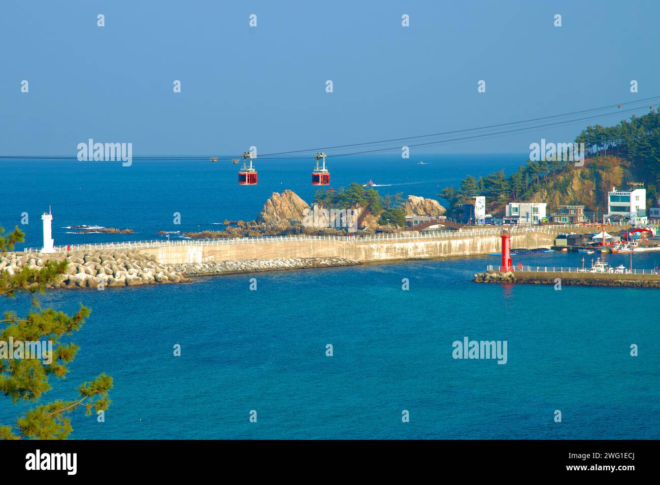 Samcheok City, Südkorea - 28. Dezember 2023: Über der Jangho Bay ...