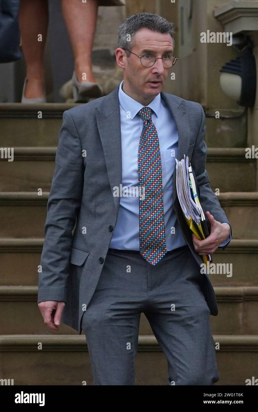 Die Alliance Party MLA Andrew Muir verließ Stormont Castle in Belfast ...