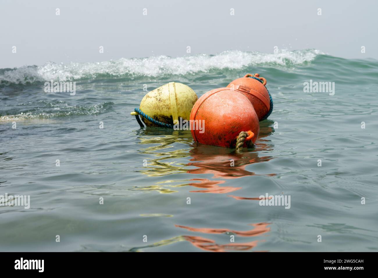 Schwimmende bojen -Fotos und -Bildmaterial in hoher Auflösung – Alamy