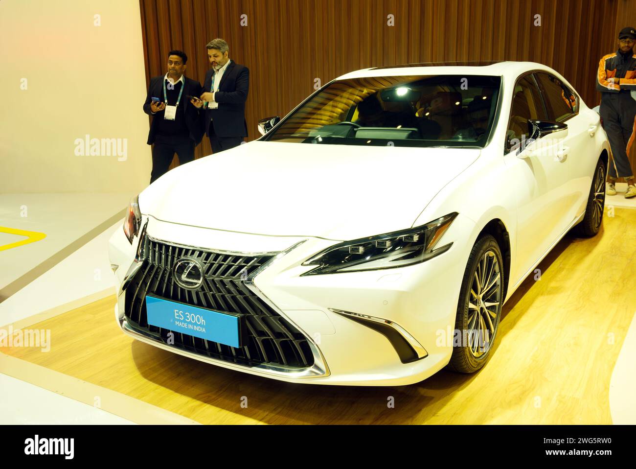 New Delhi - 1. Februar 2024: Das Auto Lexus es 300h wird auf der Bharat ...