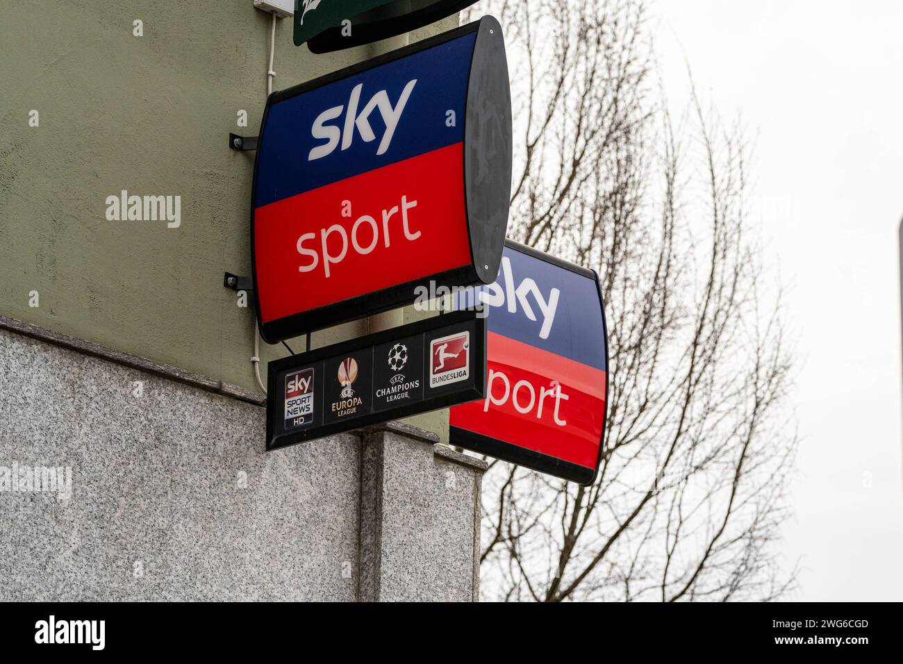 Stopp-Schild für Sky Sport Logo an Hausfassade 03.02.2024, Limburg ...