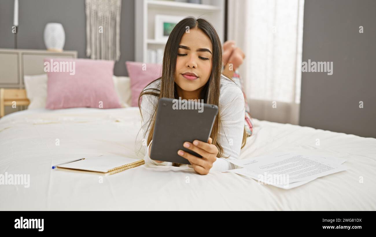 Eine Junge Hispanische Frau Entspannt Sich In Ihrem Schlafzimmer Und