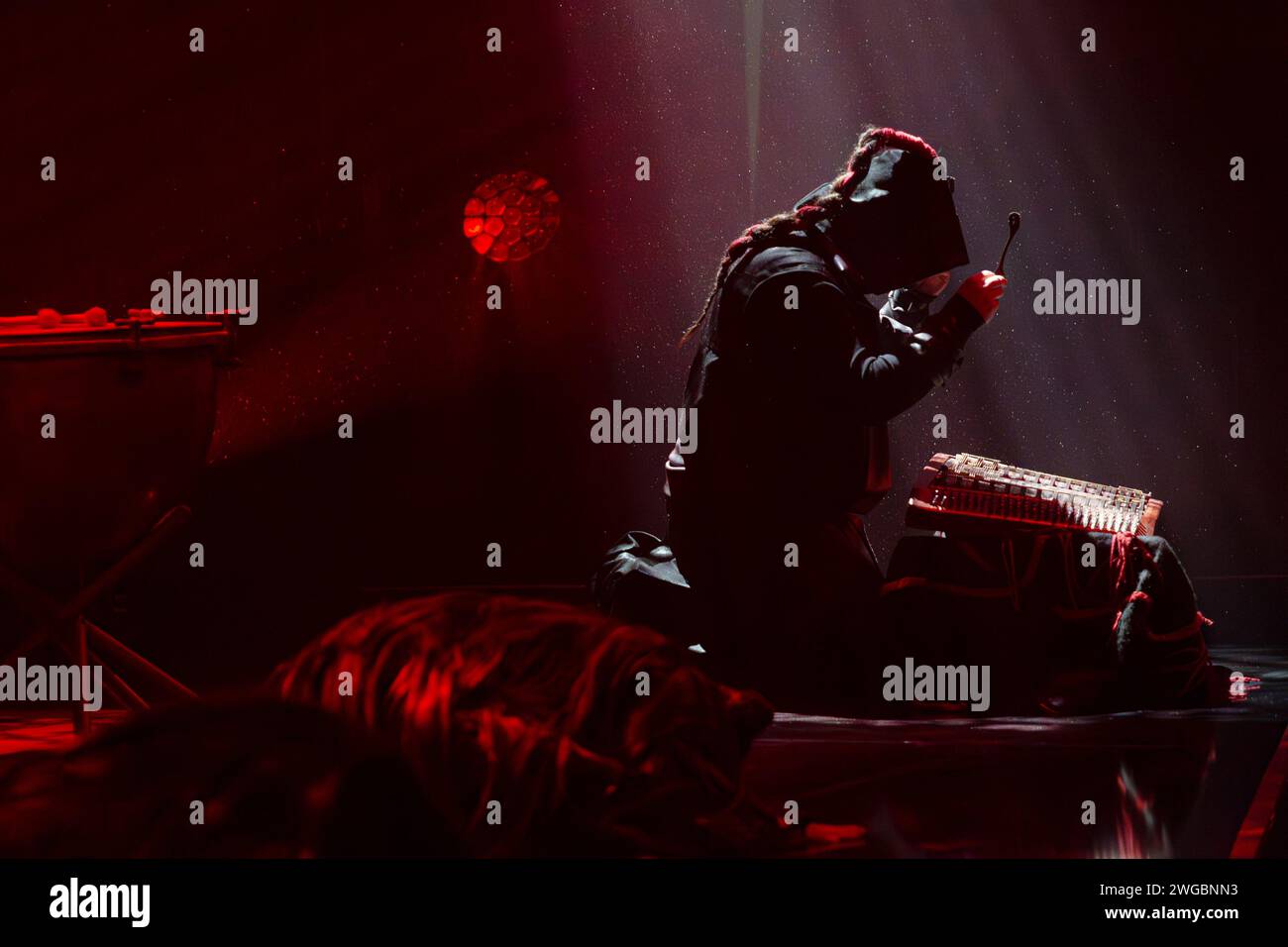 KIEW, UKRAINE - 2. FEBRUAR 2024 - Ein Musiker der Yagody-Band spielt ...