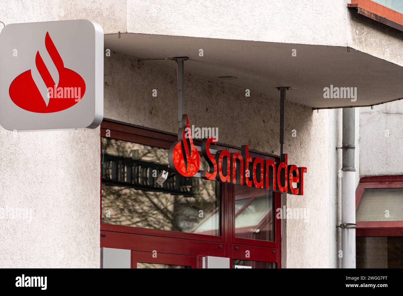 Santander Bank Logo und Schriftzug 04.02.2024, Limburg: Symbolfoto ...