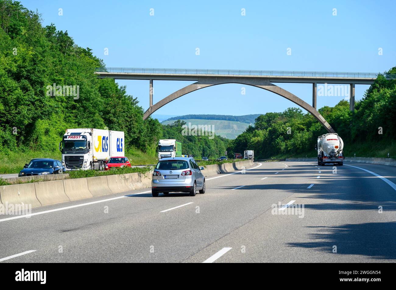 05.06.2023, Deutschland, Baden Württemberg, Bundesautobahn A 81 kurz ...