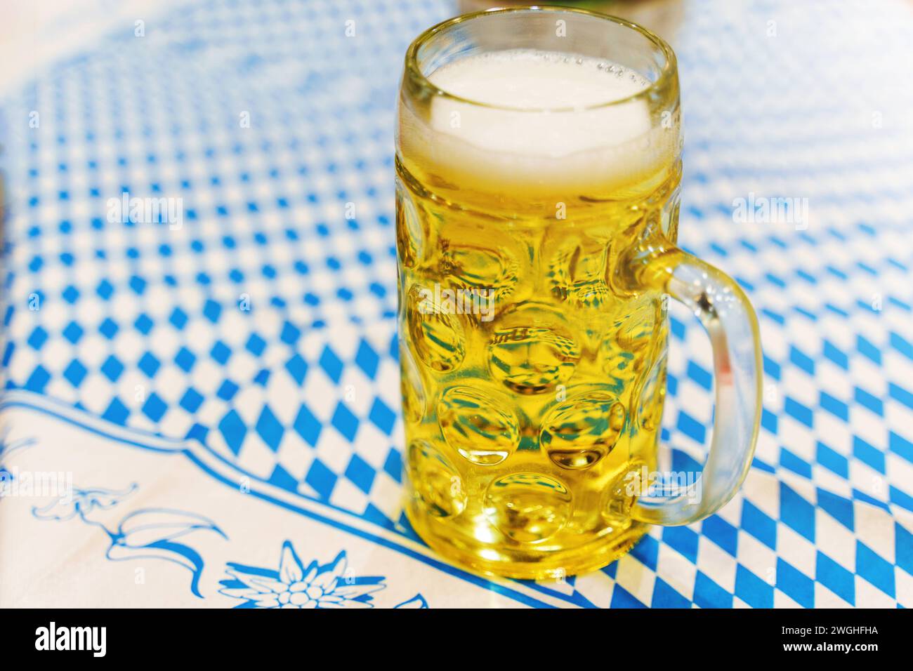 Augsburg, Bayern, Deutschland - 2. Februar 2024: Ein Maß Weizenbier auf ...