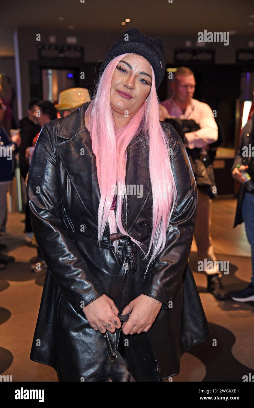 Kitty Kat bei der Fashion Show Geboren, um grosses zu erschaffen von ...