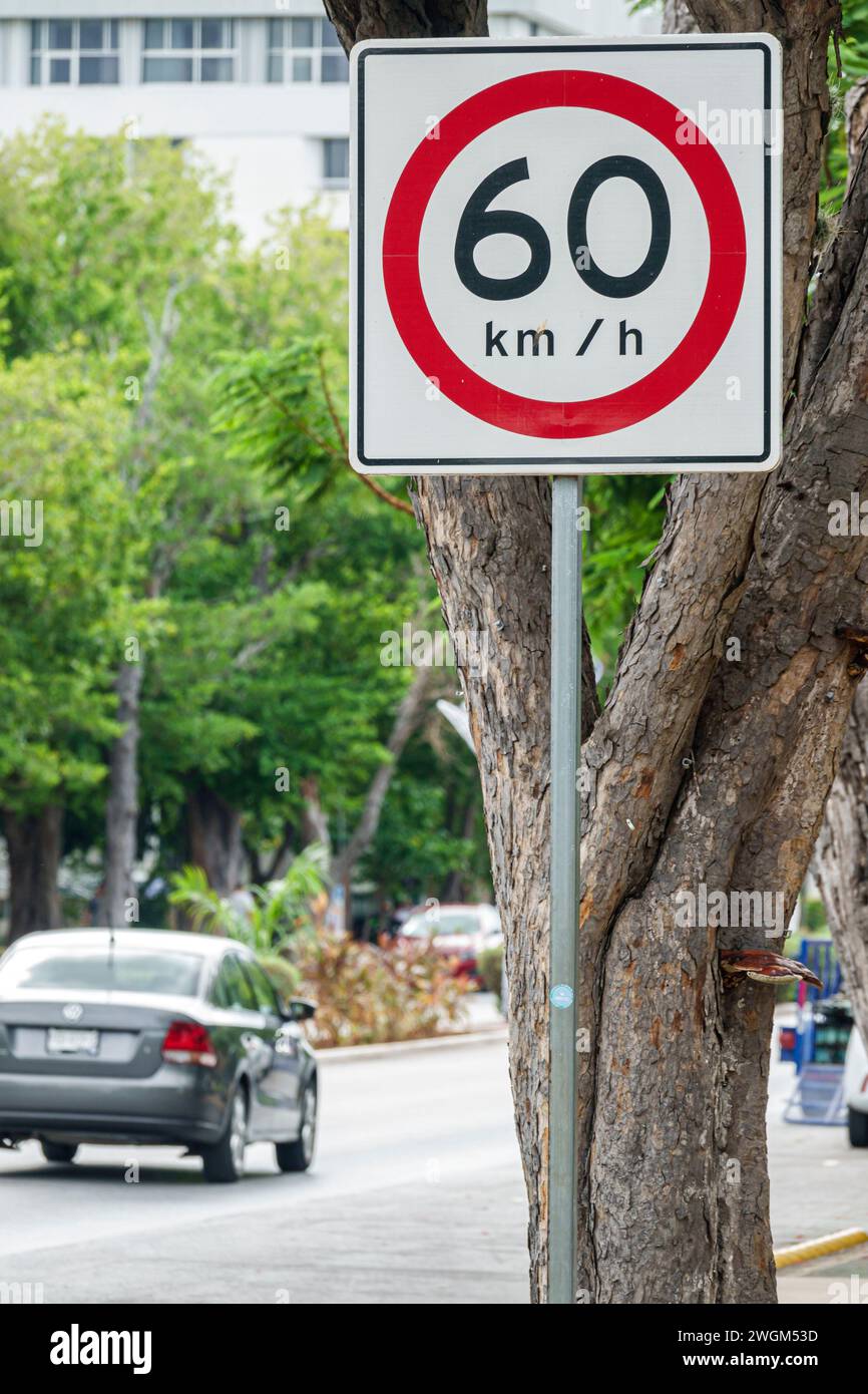 Geschwindigkeitsbegrenzung in km -Fotos und -Bildmaterial in hoher ...