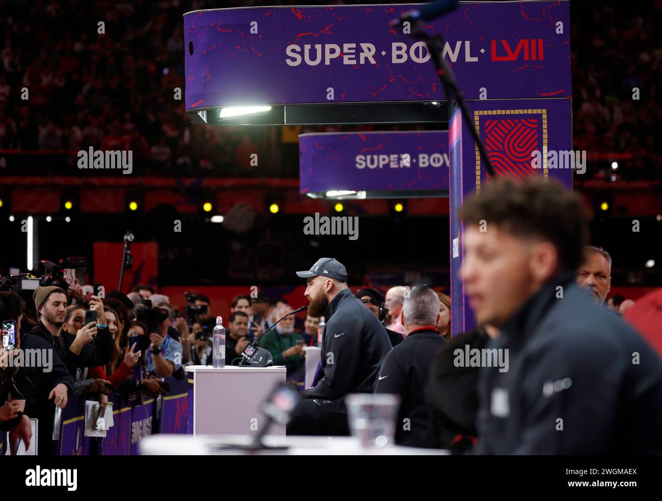 Las Vegas, Usa. Februar 2024. Die Kansas City Chiefs Travis Kelce und Quarterback Patrick ...
