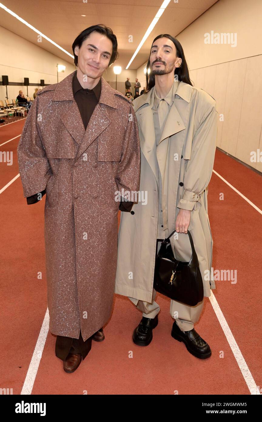 Denny Pham und Julian Daynov bei der William Fan Fashion Show Off Duty ...