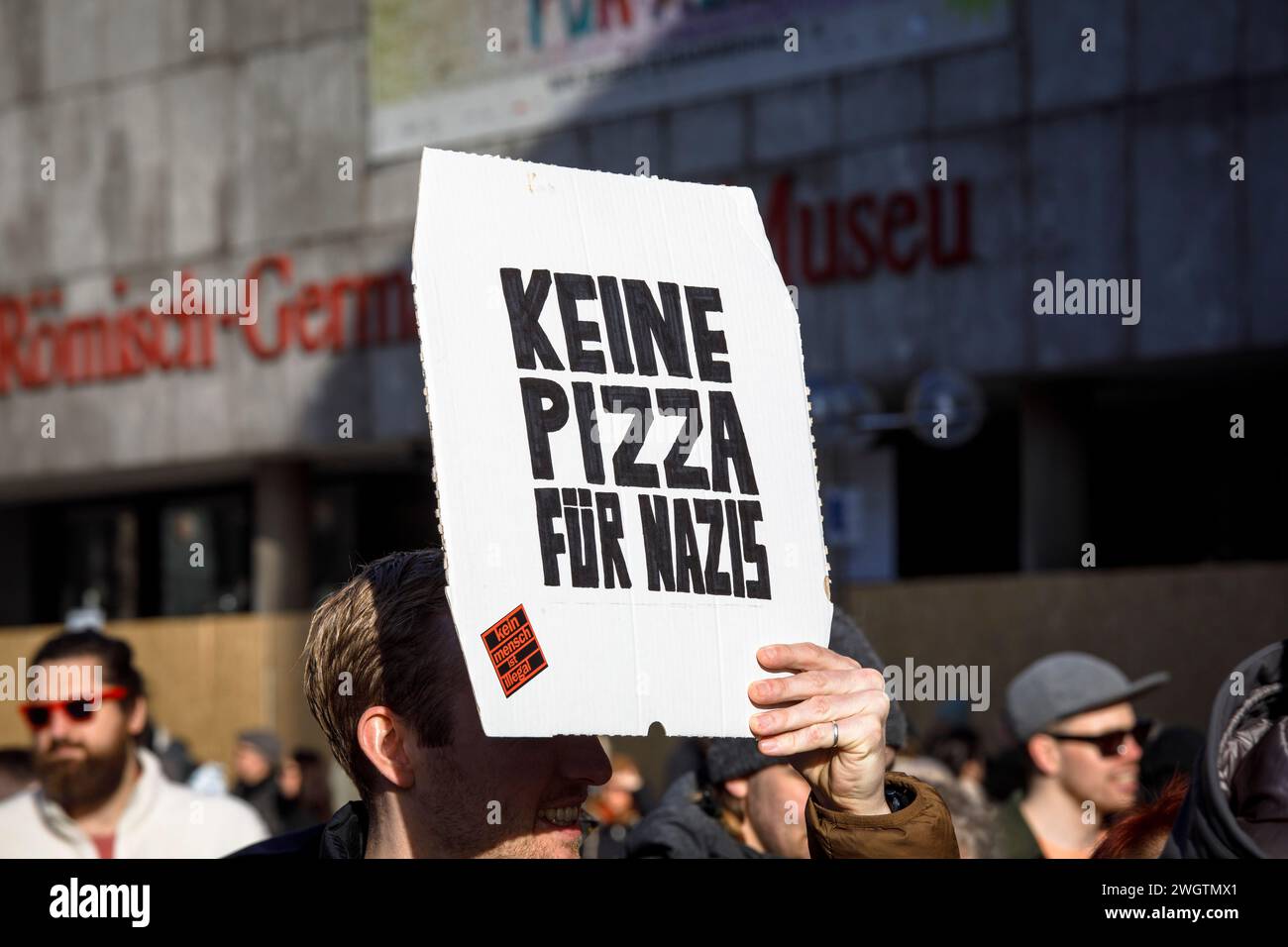 Menschen protestieren vor dem Dom gegen Rechtsextremismus und AFD, für ...