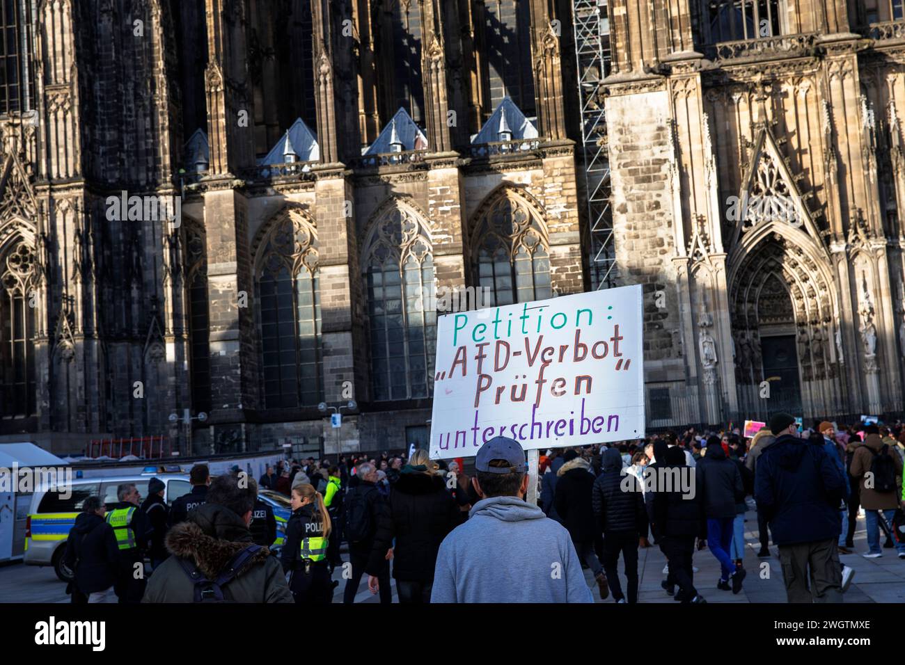 Menschen protestieren vor dem Dom gegen Rechtsextremismus und AFD, für ...