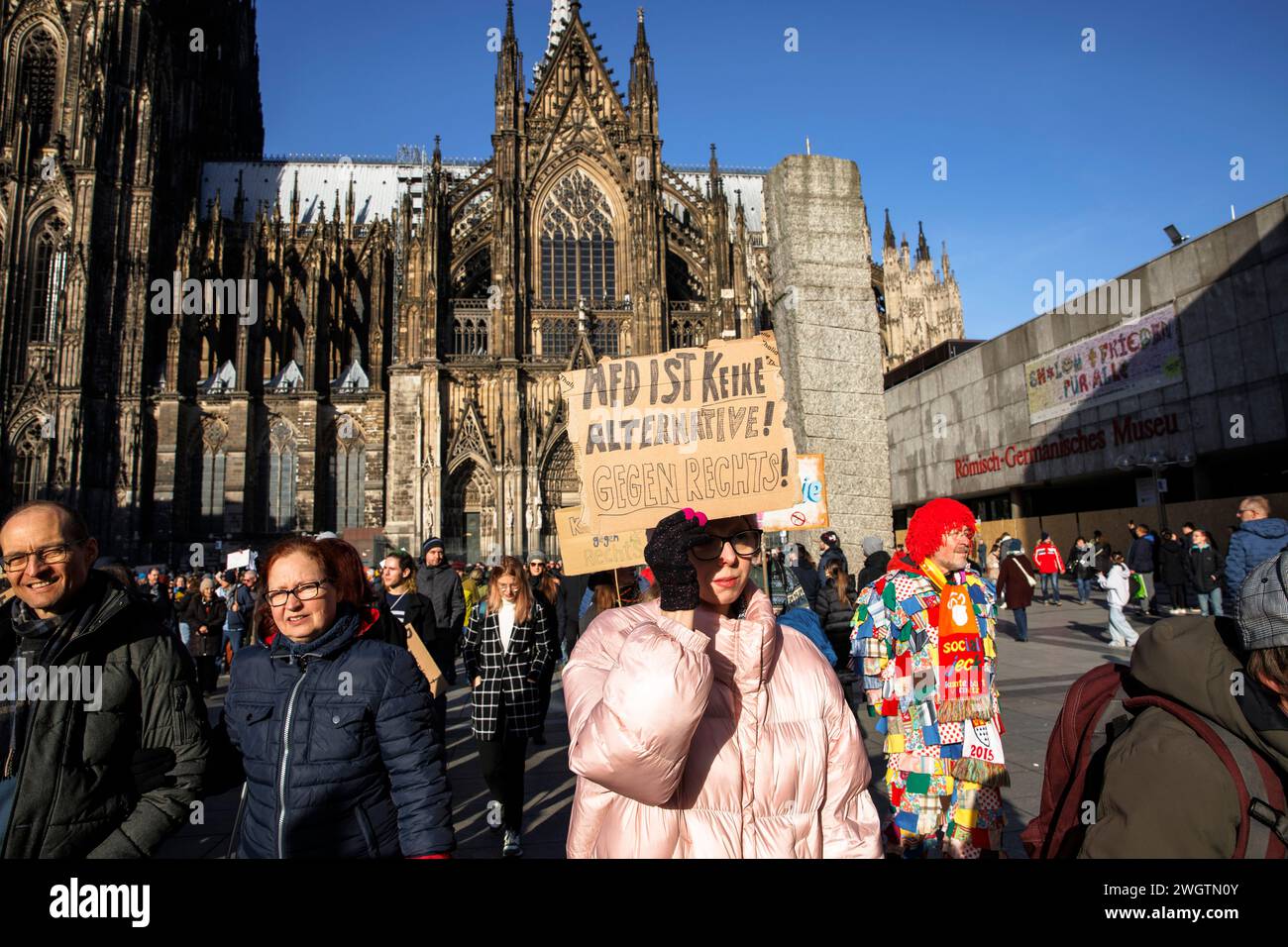 Menschen protestieren vor dem Dom gegen Rechtsextremismus und AFD, für ...