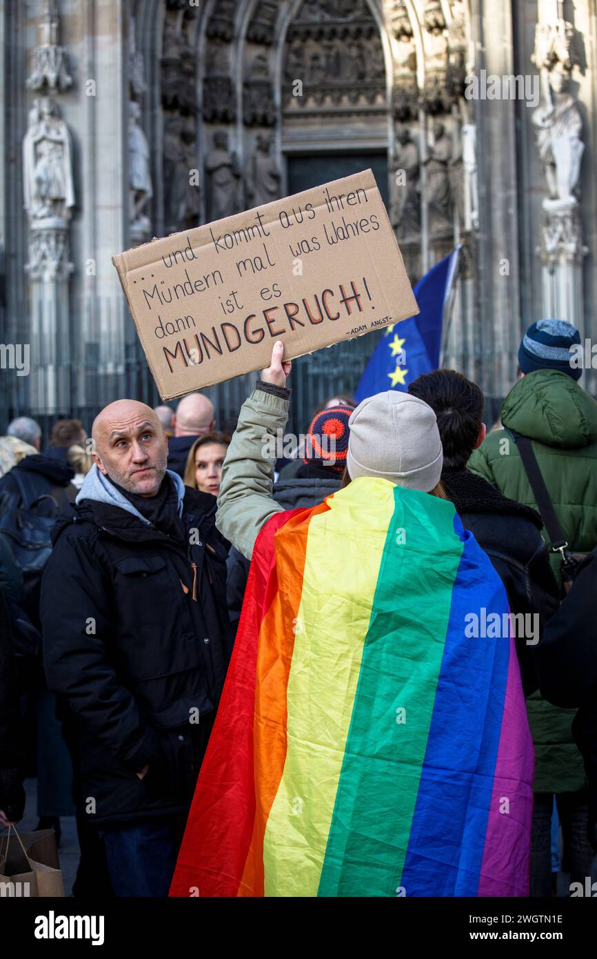 Menschen protestieren vor dem Dom gegen Rechtsextremismus und AFD, für ...