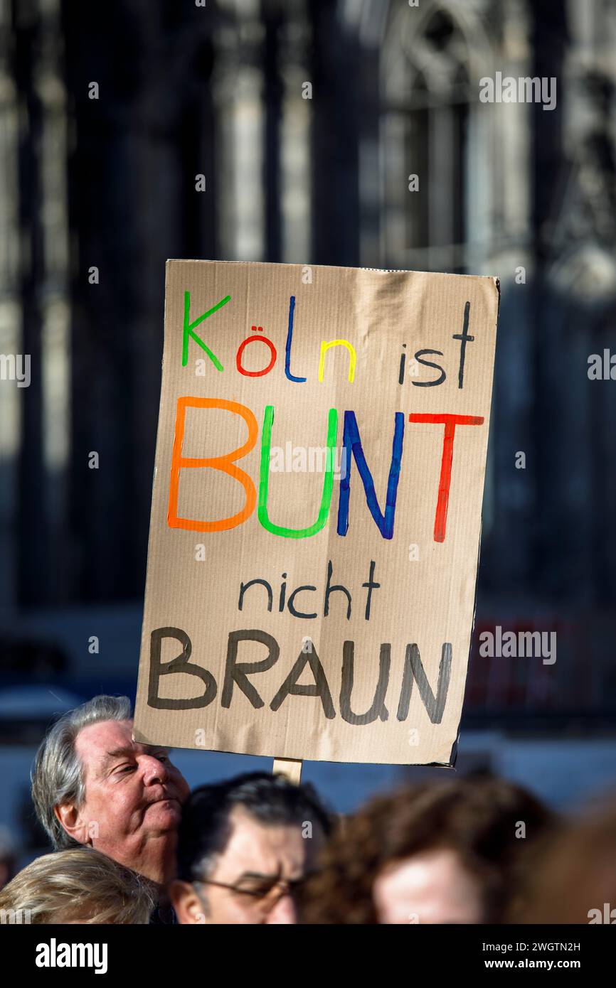 Menschen protestieren vor dem Dom gegen Rechtsextremismus und AFD, für ...