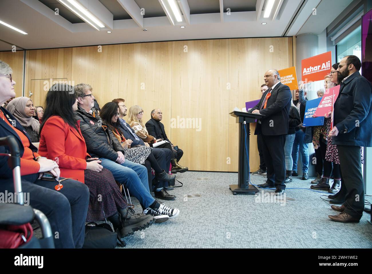 Der Labour-Kandidat für Rochdale, Azhar Ali, spricht in Rochdale ...